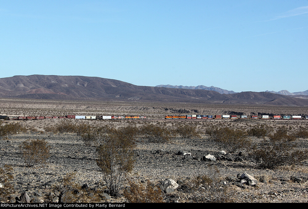 BNSF 6838, 6848, and 6686 WB (right) and 528, 523, 541, and 542 160 EB (left) Meet